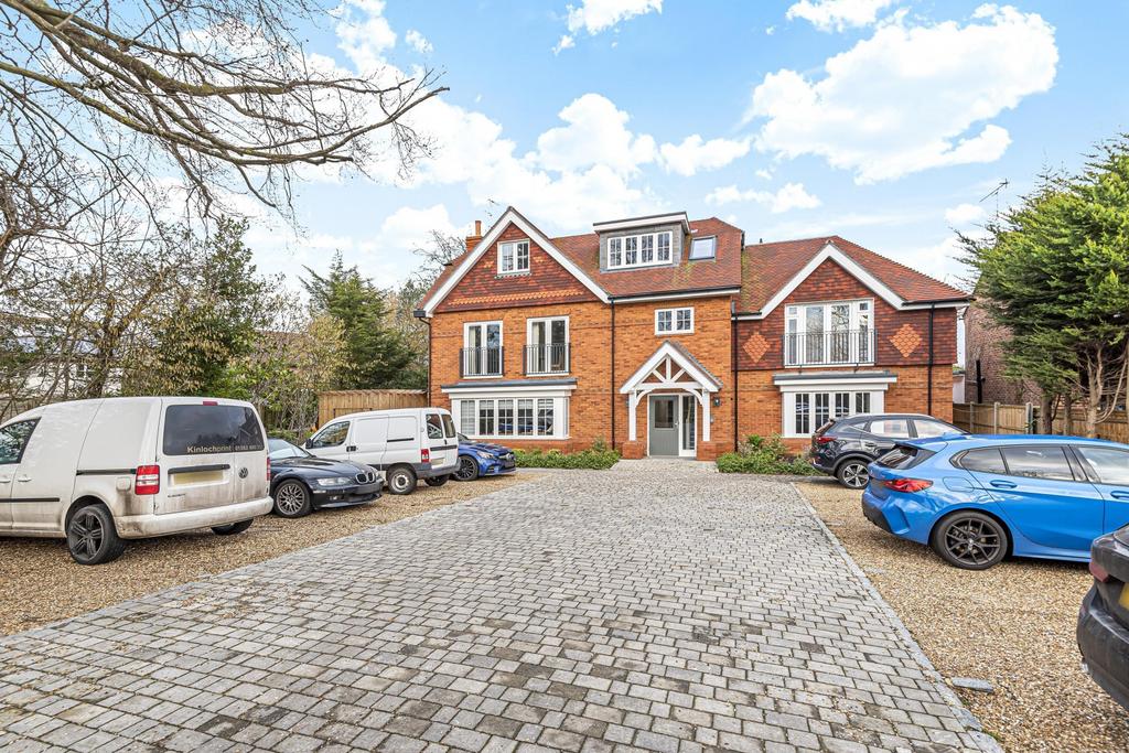 Sayes Court, Farm Drive, Addlestone... 2 bed flat - £1,650 pcm (£381 pw)