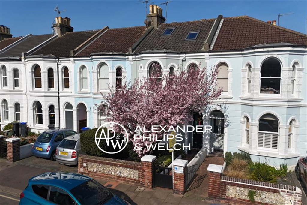 Worthing BN14 4 bed house - £600,000