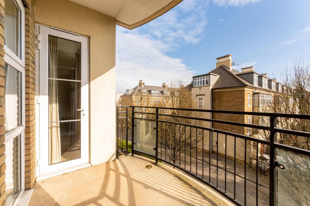 Kew Riverside, Kew, Richmond, TW9 2 bed flat - £2,750 pcm (£635 pw)