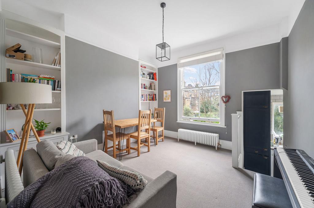 Oberstein Road, London SW11 2 bed flat - £425,000