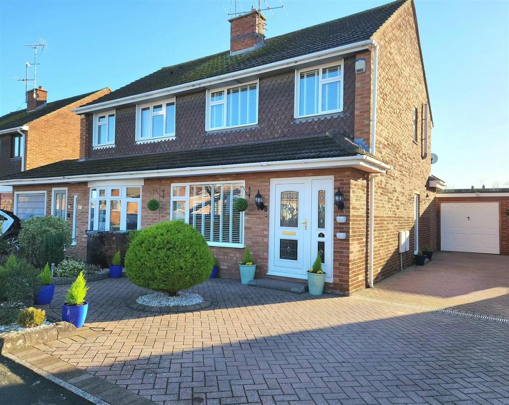 Welford Close, Swindon SN3 4 bed semi-detached house - £348,500
