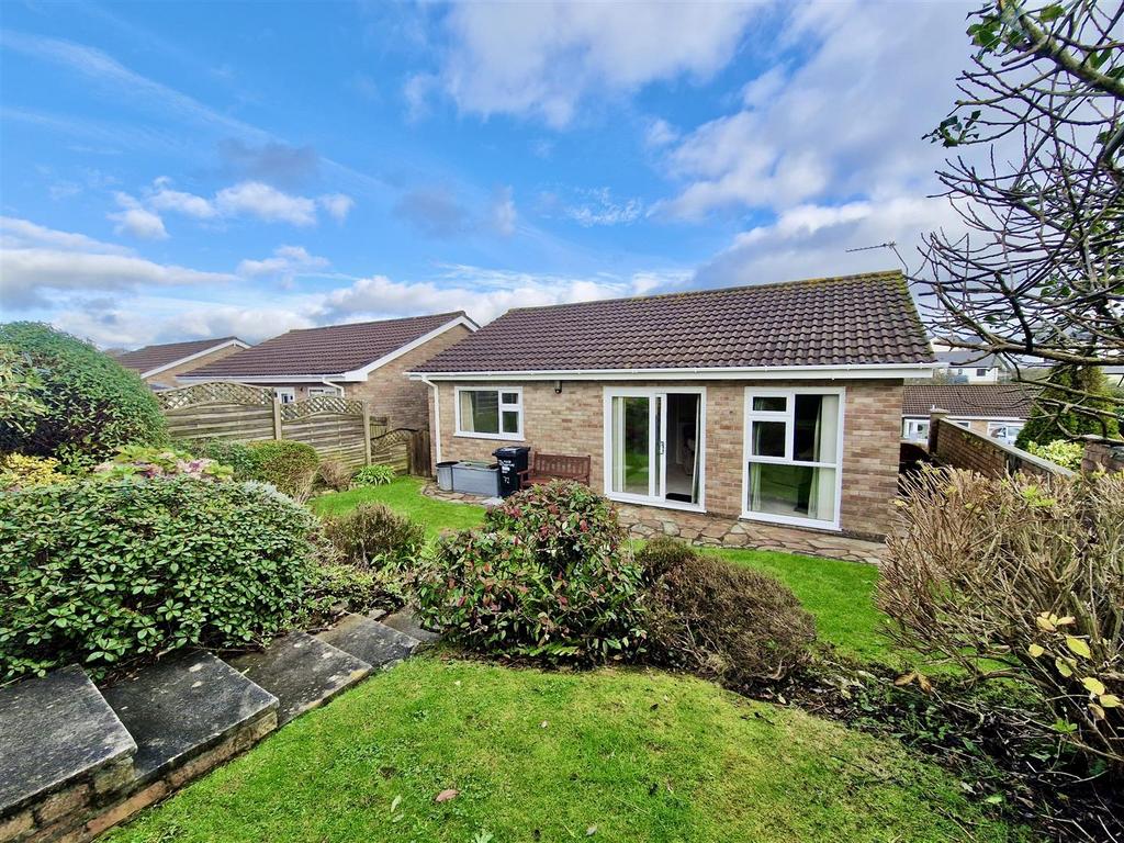 Manor Way, Helston TR13 2 bed detached bungalow for sale - £265,000