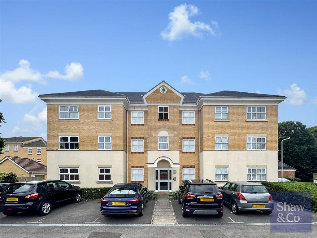 Hurworth Avenue, Slough SL3 2 bed flat - £265,000