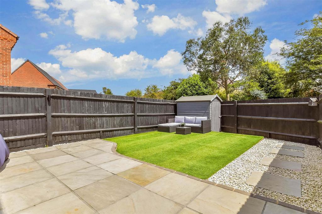 Grender Way, Chichester PO20 3 bed end of terrace house - £218,000