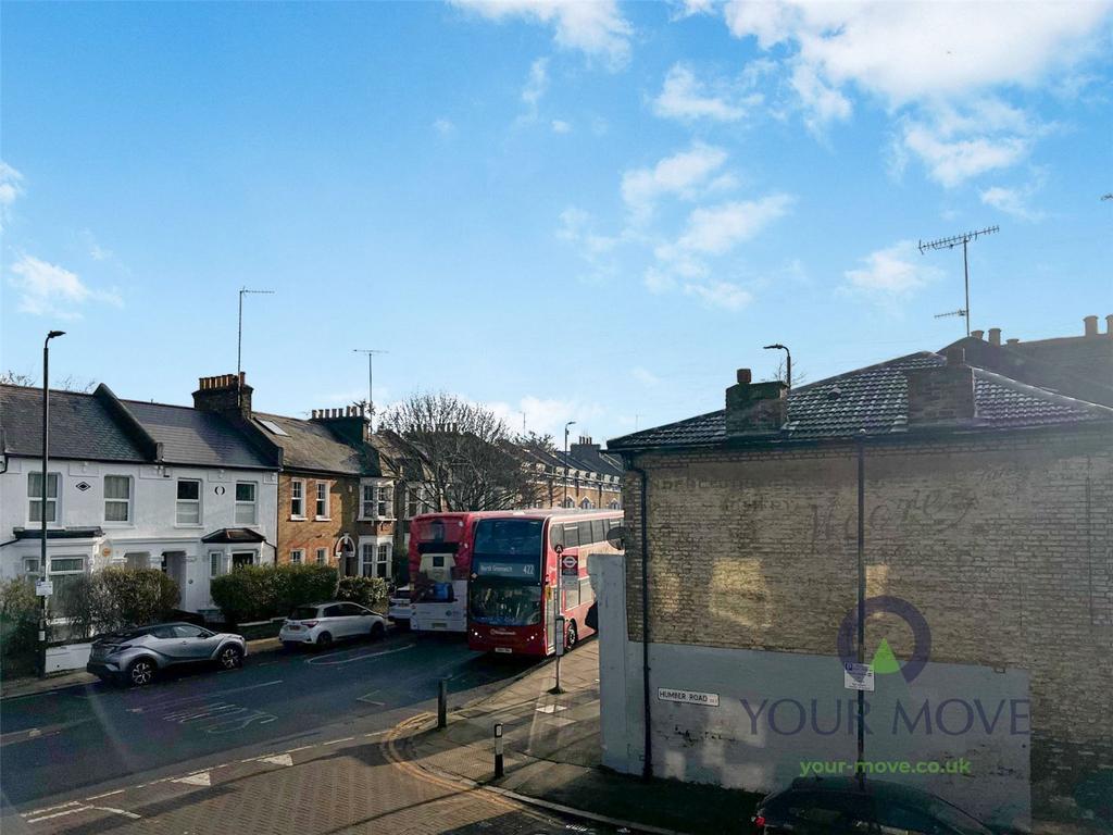 Westcombe Hill, London SE3 3 bed flat - £2,300 pcm (£531 pw)