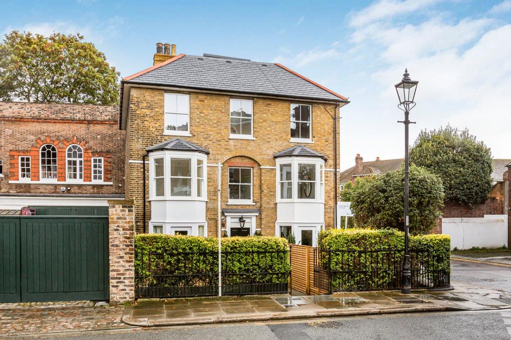 The Green, Richmond, TW9 2 bed duplex - £995,000