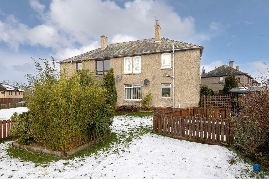 Whiteside, Bathgate EH48 2 bed flat - £105,000