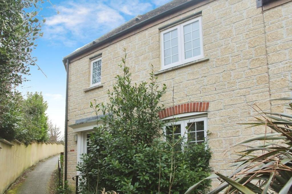 Treffry Road, Truro, TR1 3 bed semi-detached house - £1,350 pcm (£312 pw)