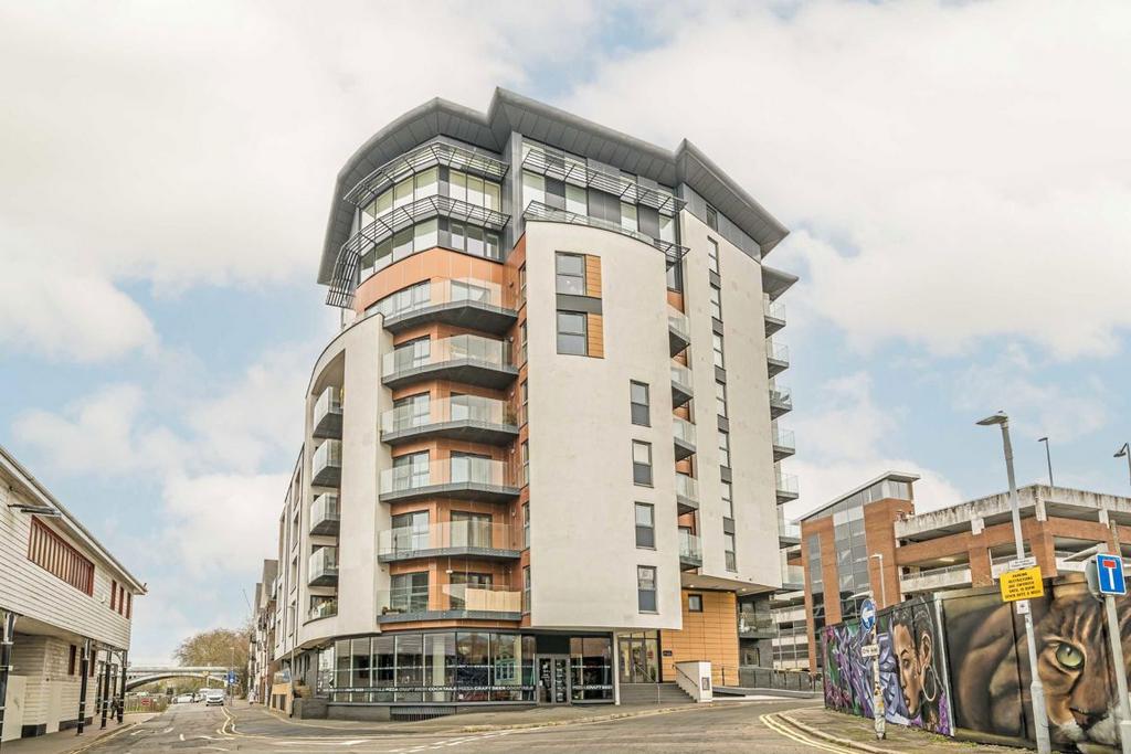 Water Lane, Kingston Upon Thames KT1 1 bed flat - £375,000