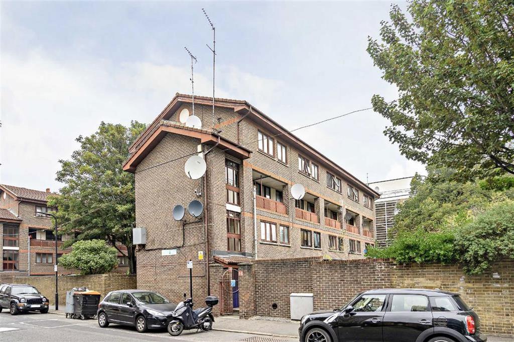 Purcell Street, London N1 3 bed flat - £3,000 pcm (£692 pw)