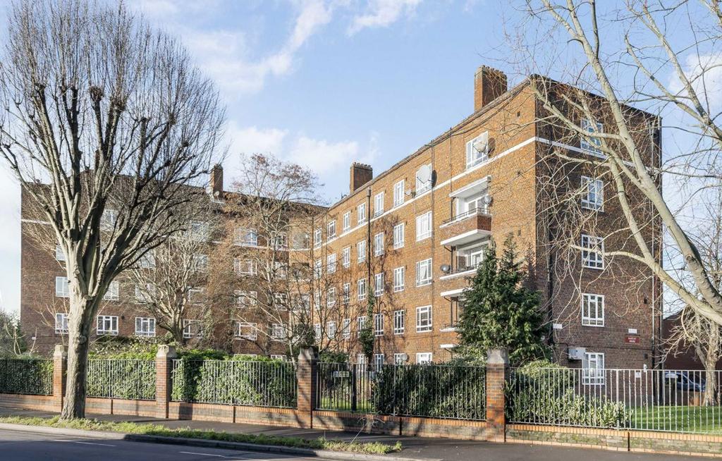 White City Estate, London W12 2 bed flat - £350,000