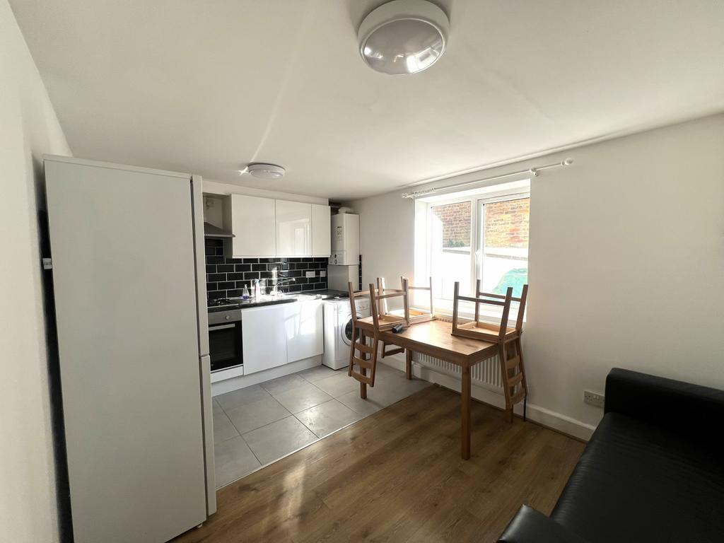 Longley Road, SW17 2 bed flat - £1,750 pcm (£404 pw)