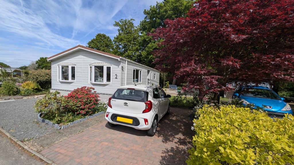 Whitehill Park, Bordon GU35 2 bed park home for sale - £235,000