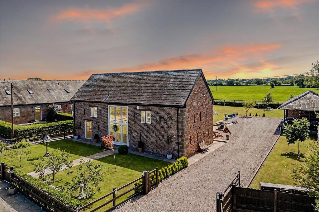Wrexham Road, Wrexham LL13 4 bed barn conversion for sale - £700,000