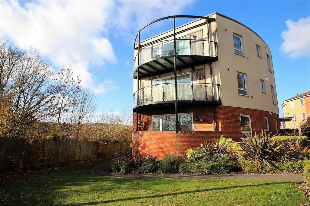 The Roperies, High Wycombe HP13 2 bed apartment - £1,450 pcm (£335 pw)
