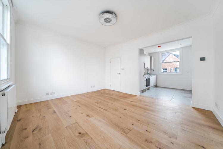 The Polygon London SW4 2 bed apartment - £3,000 pcm (£692 pw)