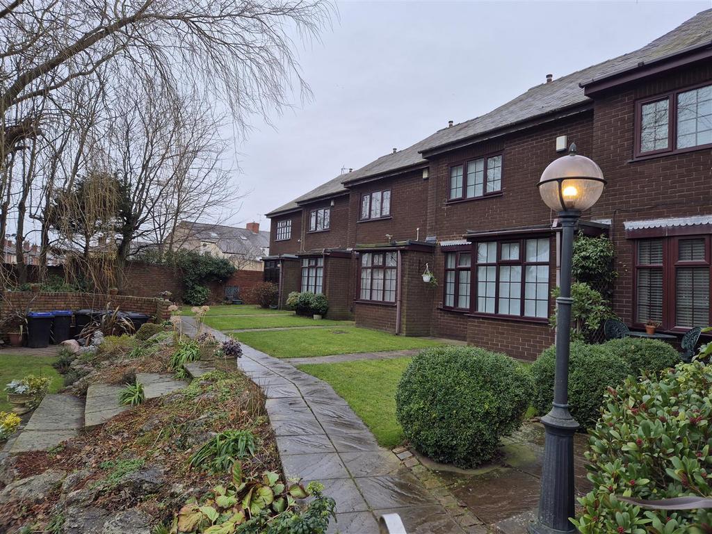 Devonshire Square Mews, Whitegate... 2 bed house - £795 pcm (£183 pw)