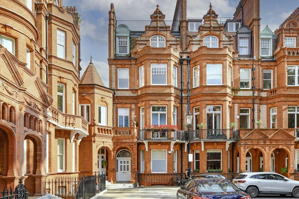 Sloane Gardens, London SW1W 8 bed block of apartments - £9,750,000