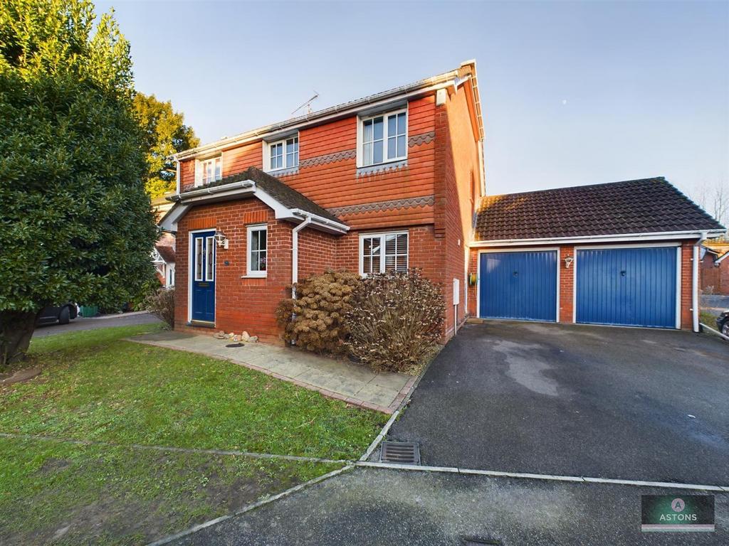 Pagewood Close, Crawley RH10 4 bed detached house for sale - £550,000