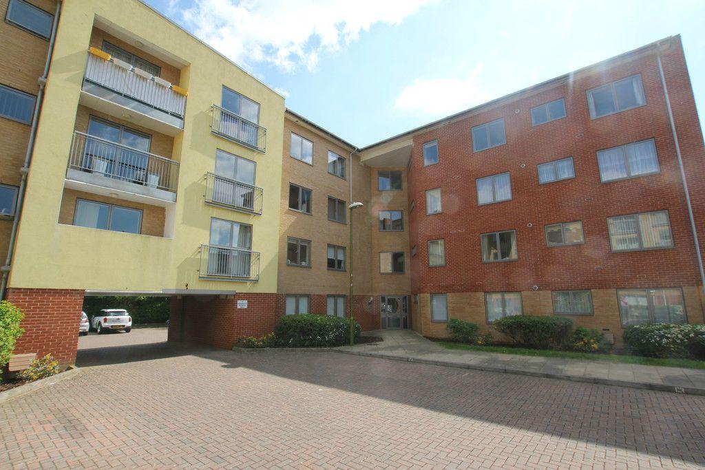Kilby Road, Stevenage SG1 2 bed flat - £1,375 pcm (£317 pw)