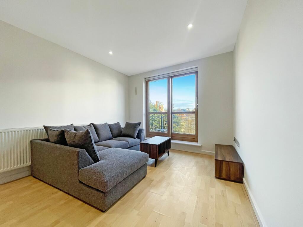 London, SE17 2 bed flat - £2,350 pcm (£542 pw)