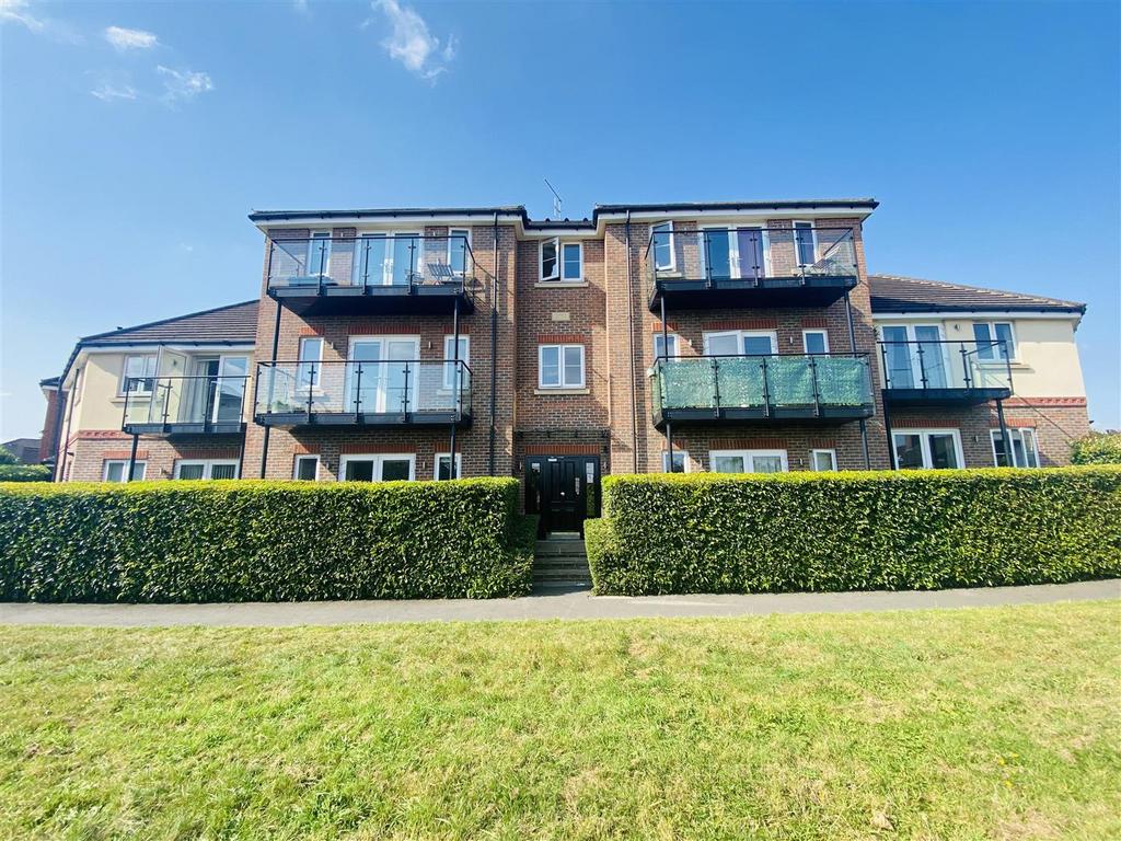 Park Avenue, Bushey WD23 2 bed flat - £1,850 pcm (£427 pw)