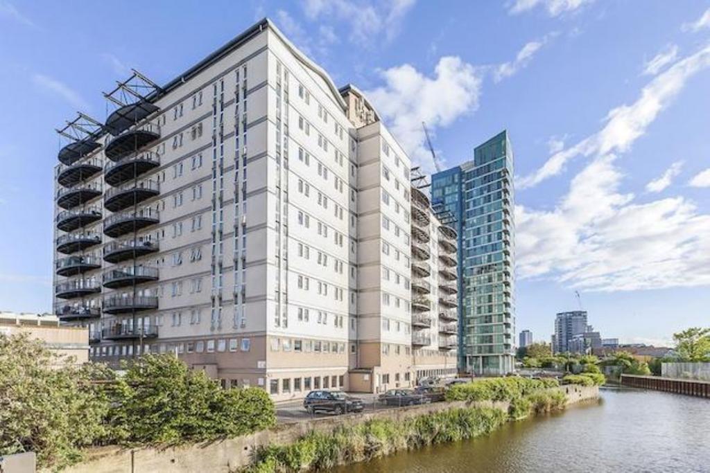High Street, Stratford E15 1 bed flat - £1,500 pcm (£346 pw)