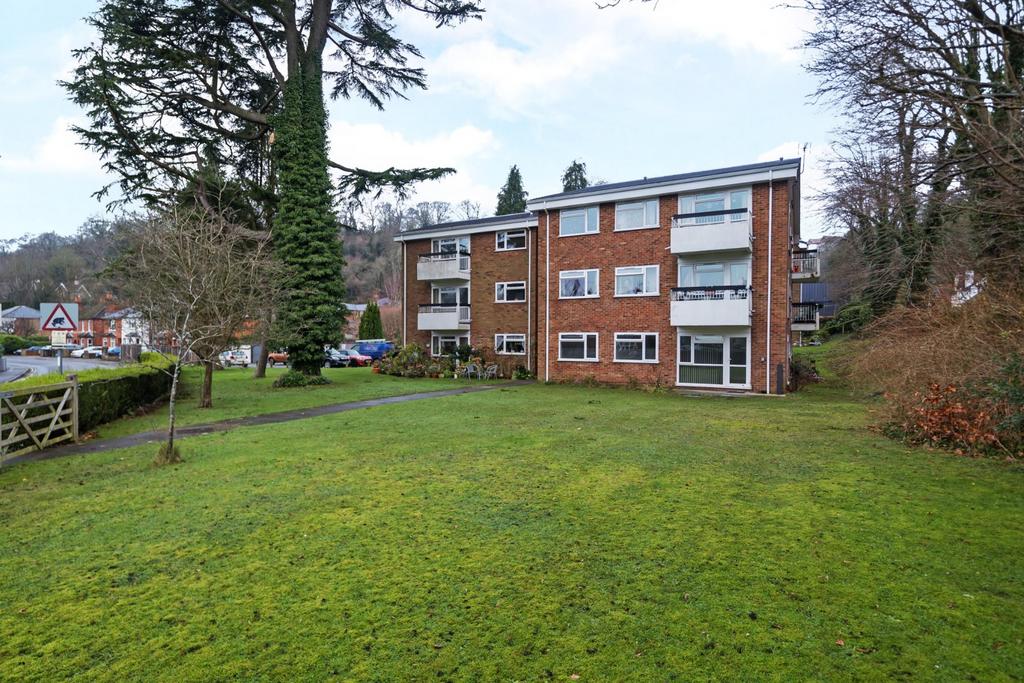 Dean Court, Godalming GU7 2 bed flat - £300,000