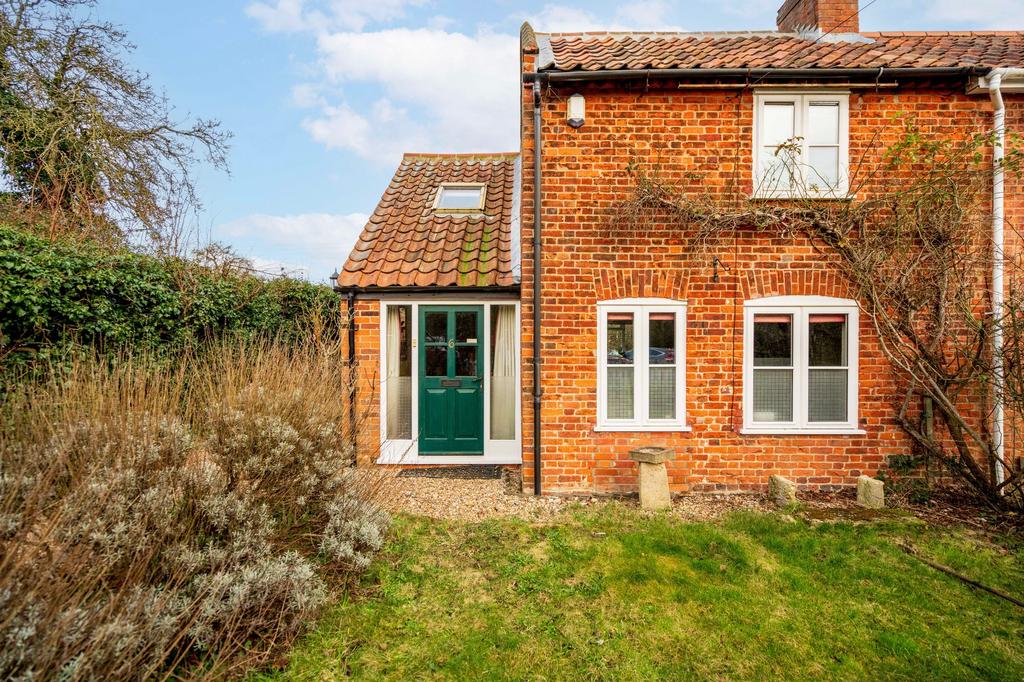 Low Common, Swardeston, NR14 2 bed end of terrace house - £280,000