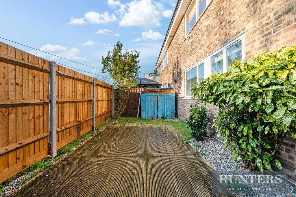 Hampton Road, Worcester Park 2 bed maisonette - £325,000