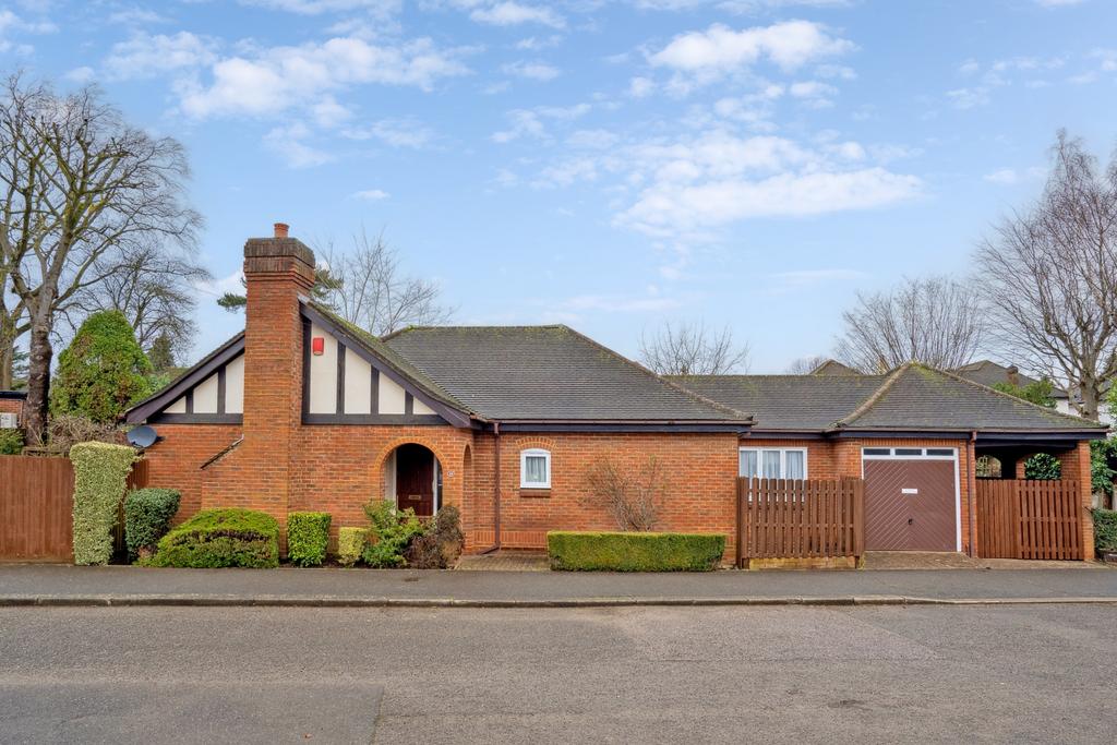 Woodridings Avenue, Hatch End, Pinner... 2 bed detached bungalow for ...