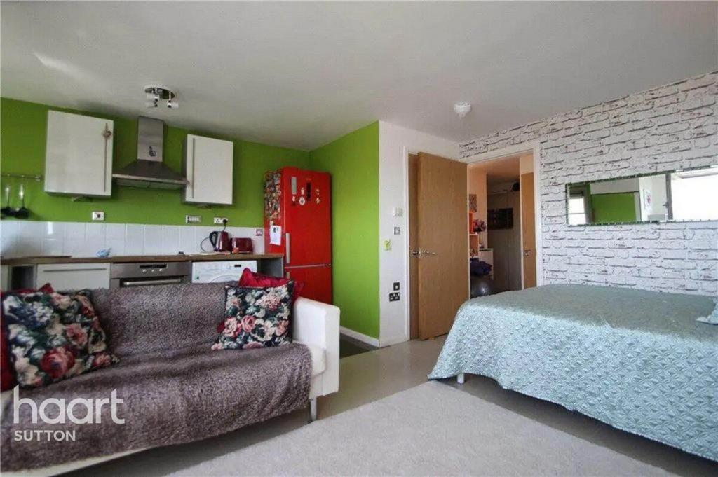 Throwley Way, Sutton Studio - £1,100 pcm (£254 pw)