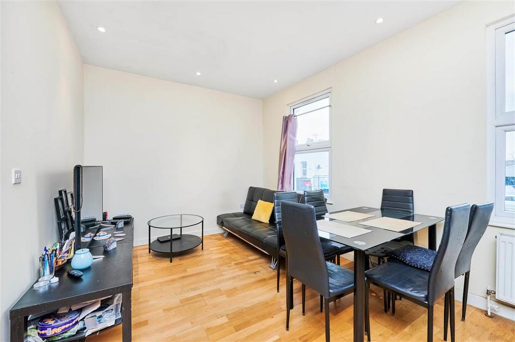 Haydons Road, SW19 2 bed maisonette - £1,800 pcm (£415 pw)