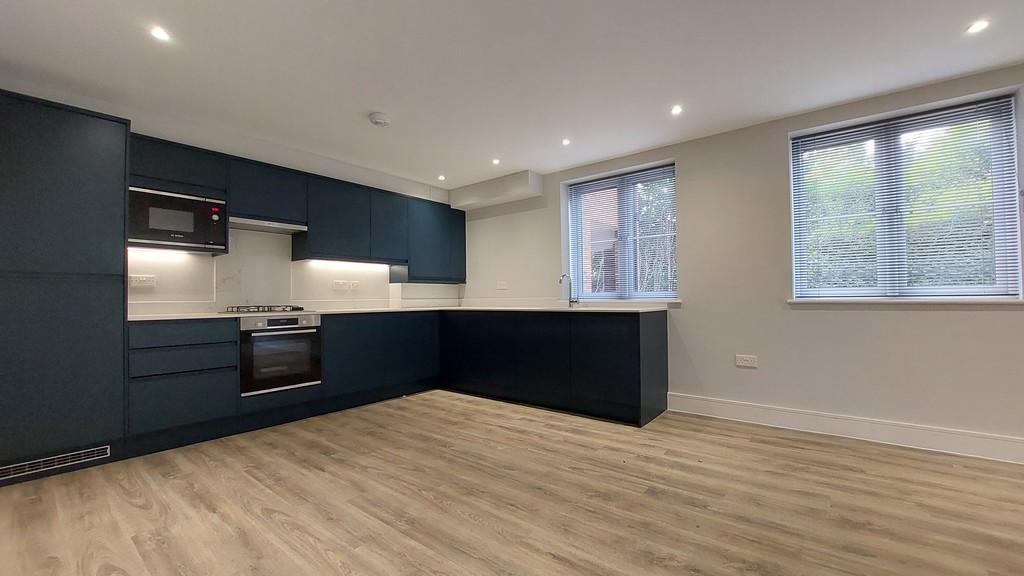 Foxley Lane, Purley 3 bed apartment - £2,200 pcm (£508 pw)