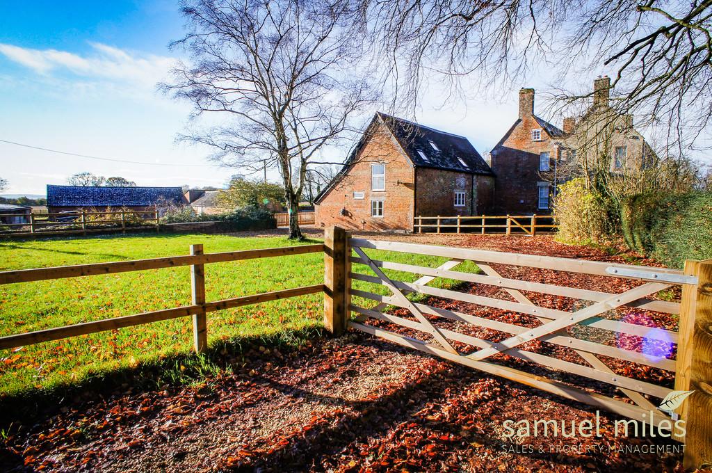 Whyr Farm, Wiltshire SN4 2 bed barn conversion to rent - £1,995 pcm (£ ...