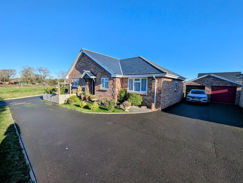 Munsley Close, Ventnor 3 bed detached bungalow - £450,000