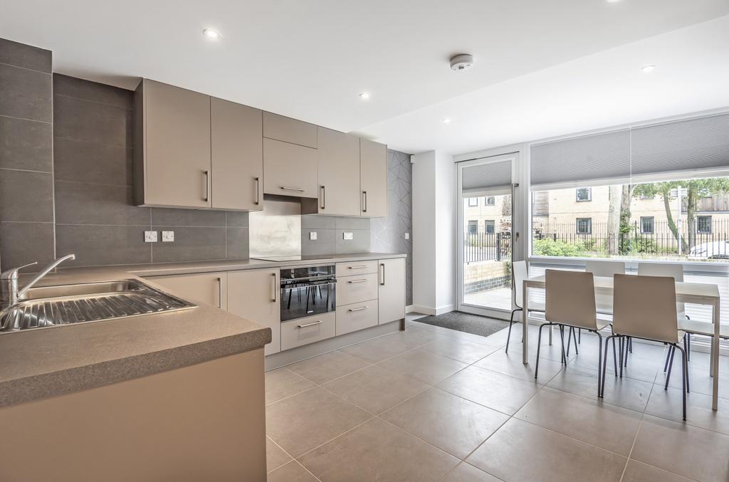 Latimer Road, Headington, OX3 7PF 3 bed apartment - £2,750 pcm (£635 pw)