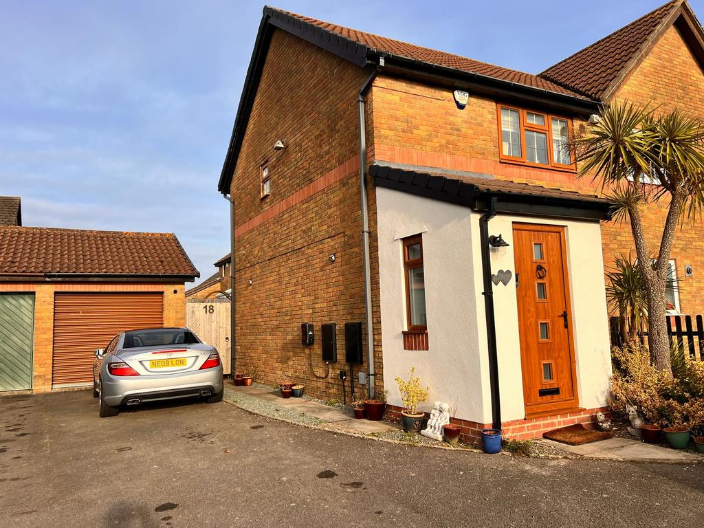 Readers Way, Rhoose, CF62 2 bed semi-detached house for sale - £245,000