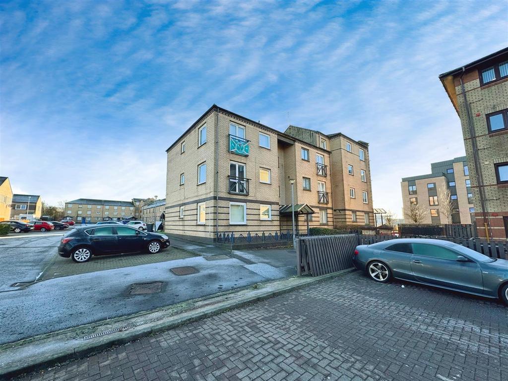 Glasgow Road, Clydebank G81 2 bed flat for sale - £84,995