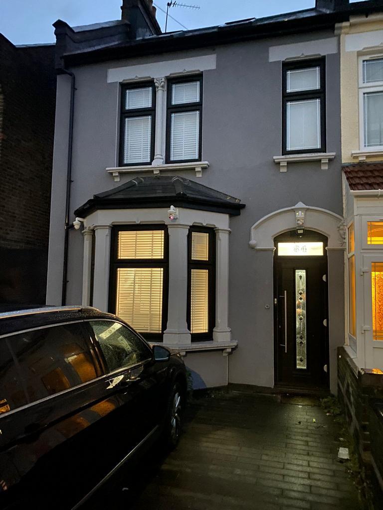 London, IG1 Studio - £850 pcm (£196 pw)