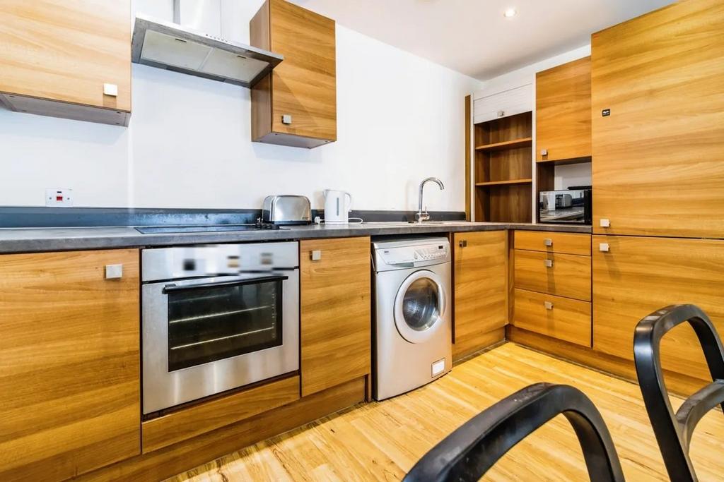 Kay Road, SW9 3 bed flat - £2,700 pcm (£623 pw)