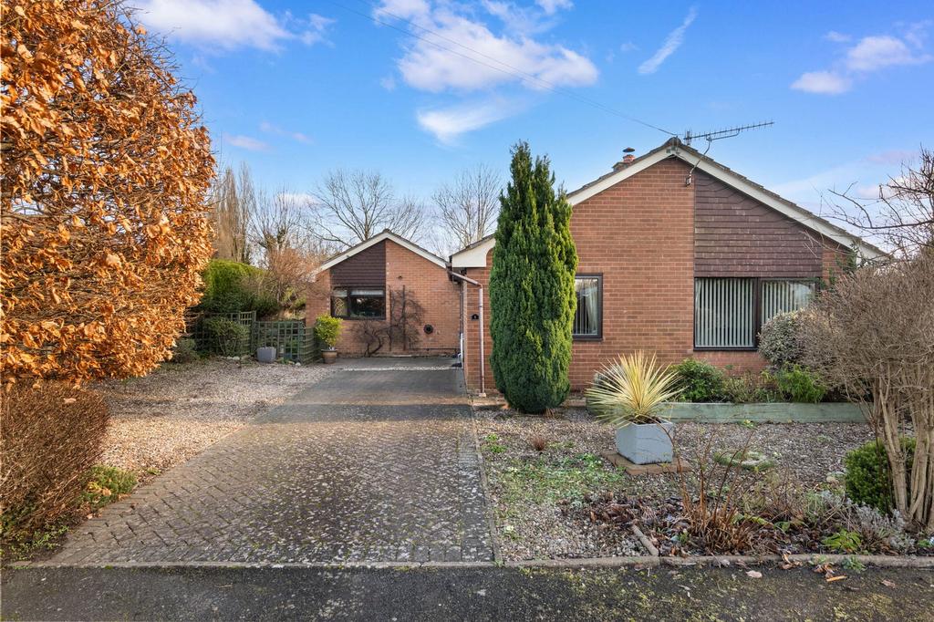 1 Whitehall Close, Rushwick... 3 bed detached bungalow - £495,000