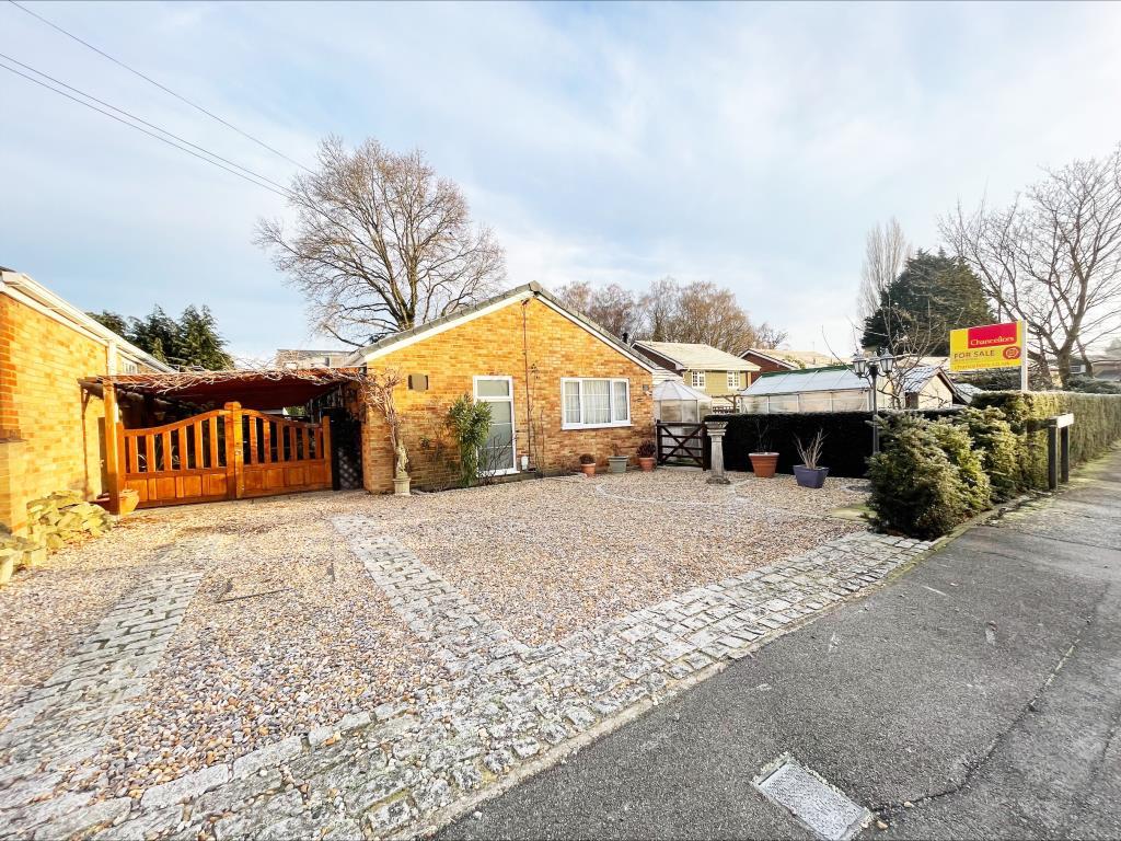 Bagshot, Surrey, GU19 2 bed detached bungalow for sale - £600,000