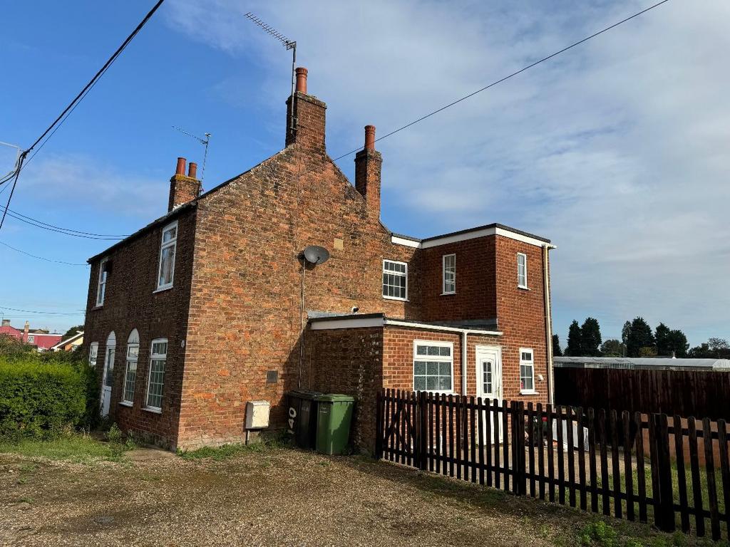 Church Road, Emneth. 3 bed semi-detached house - £800 pcm (£185 pw)