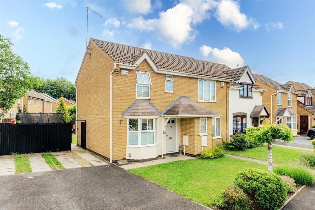 Brambleside, Kettering NN16 2 bed terraced house - £950 pcm (£219 pw)