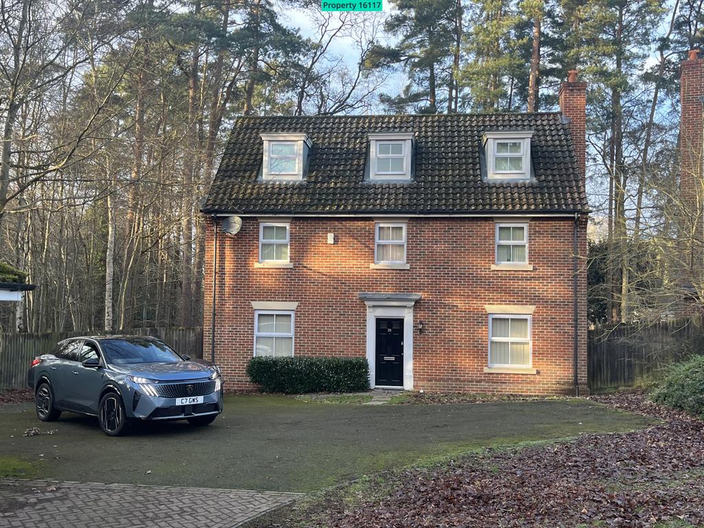 WALTON WAY, BRANDON, IP27 0HP 5 bed detached house - £2,600 pcm (£600 pw)