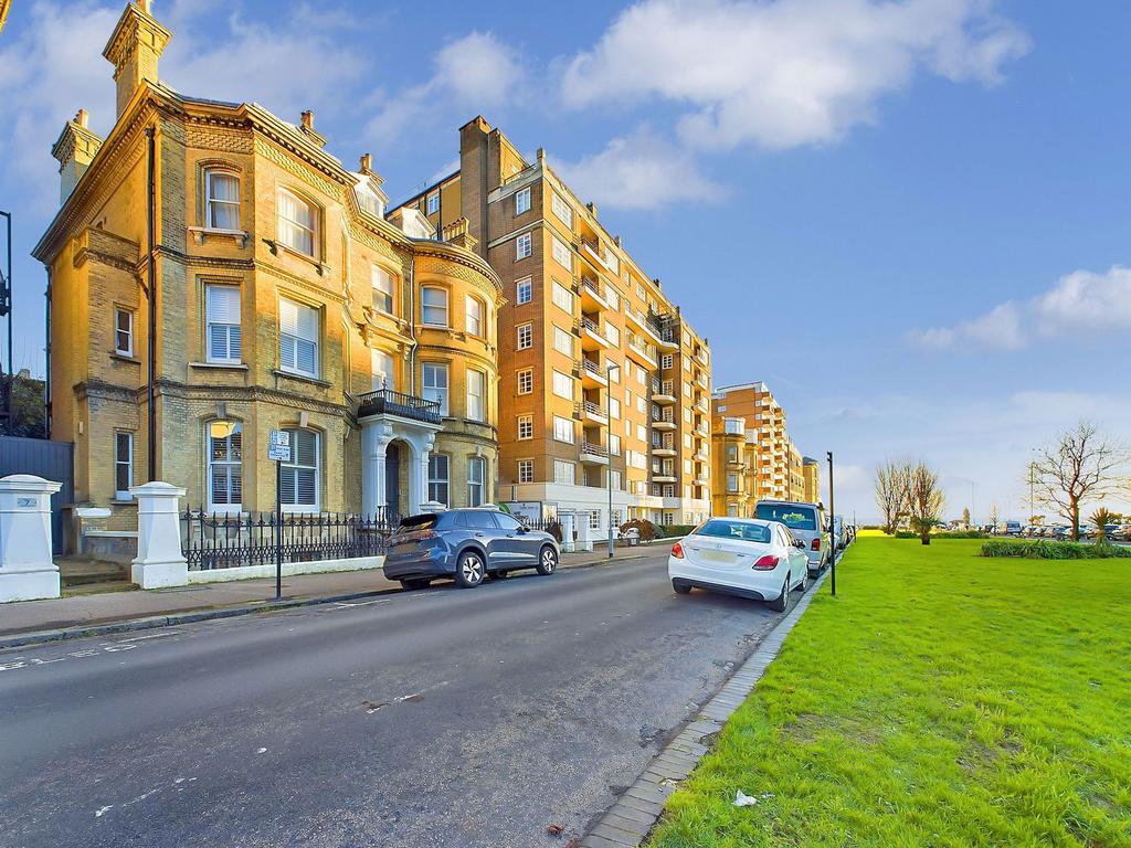 Grand Avenue, Hove, BN3 2LF 2 bed flat - £550,000