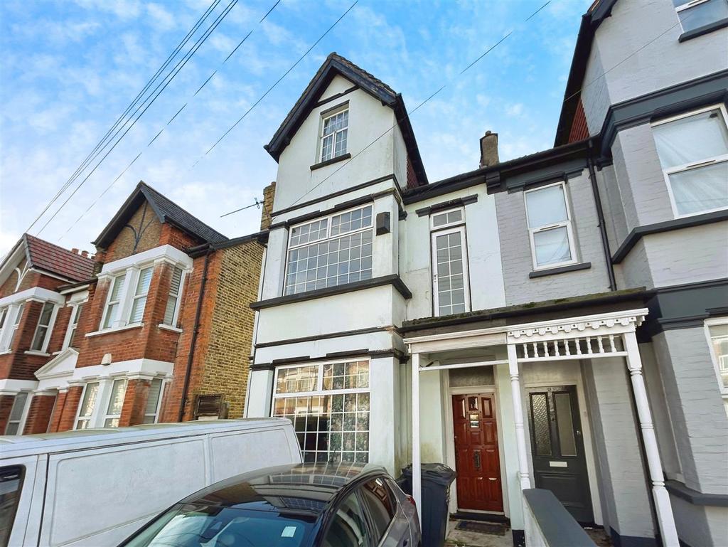Edith Road, London 3 bed flat - £2,000 pcm (£462 pw)