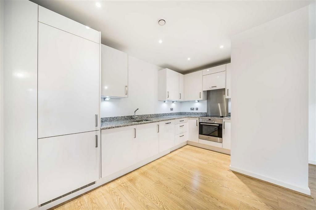 Cygnet Street, London E1 1 bed flat - £200,000