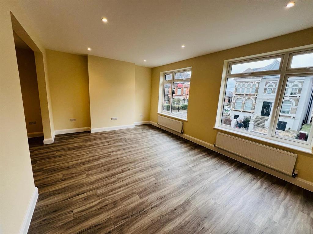 Lampton Road, Hounslow 3 bed flat - £3,000 pcm (£692 pw)